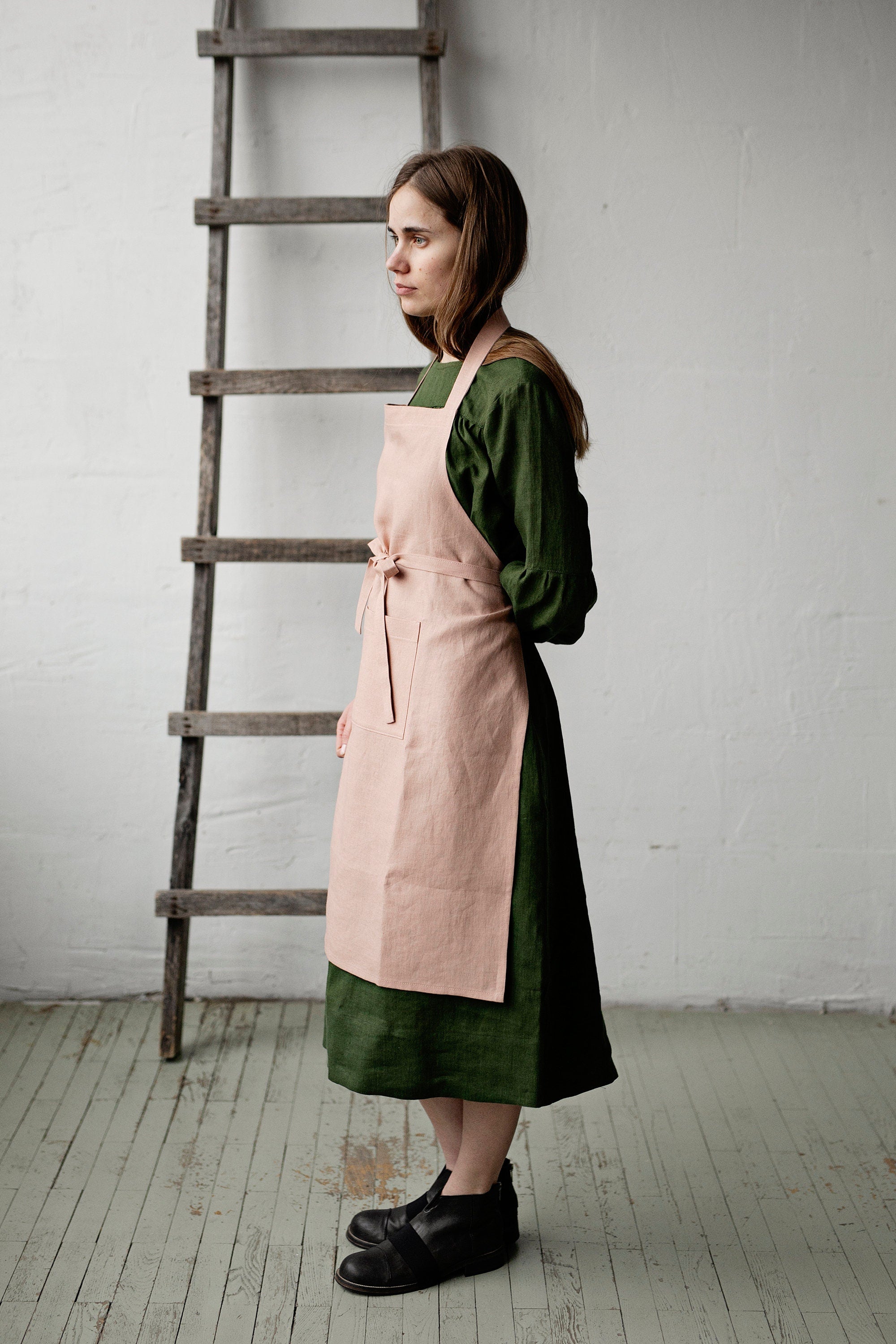 Dusty Rose Traditional Linen Apron – allthebeautifullinen