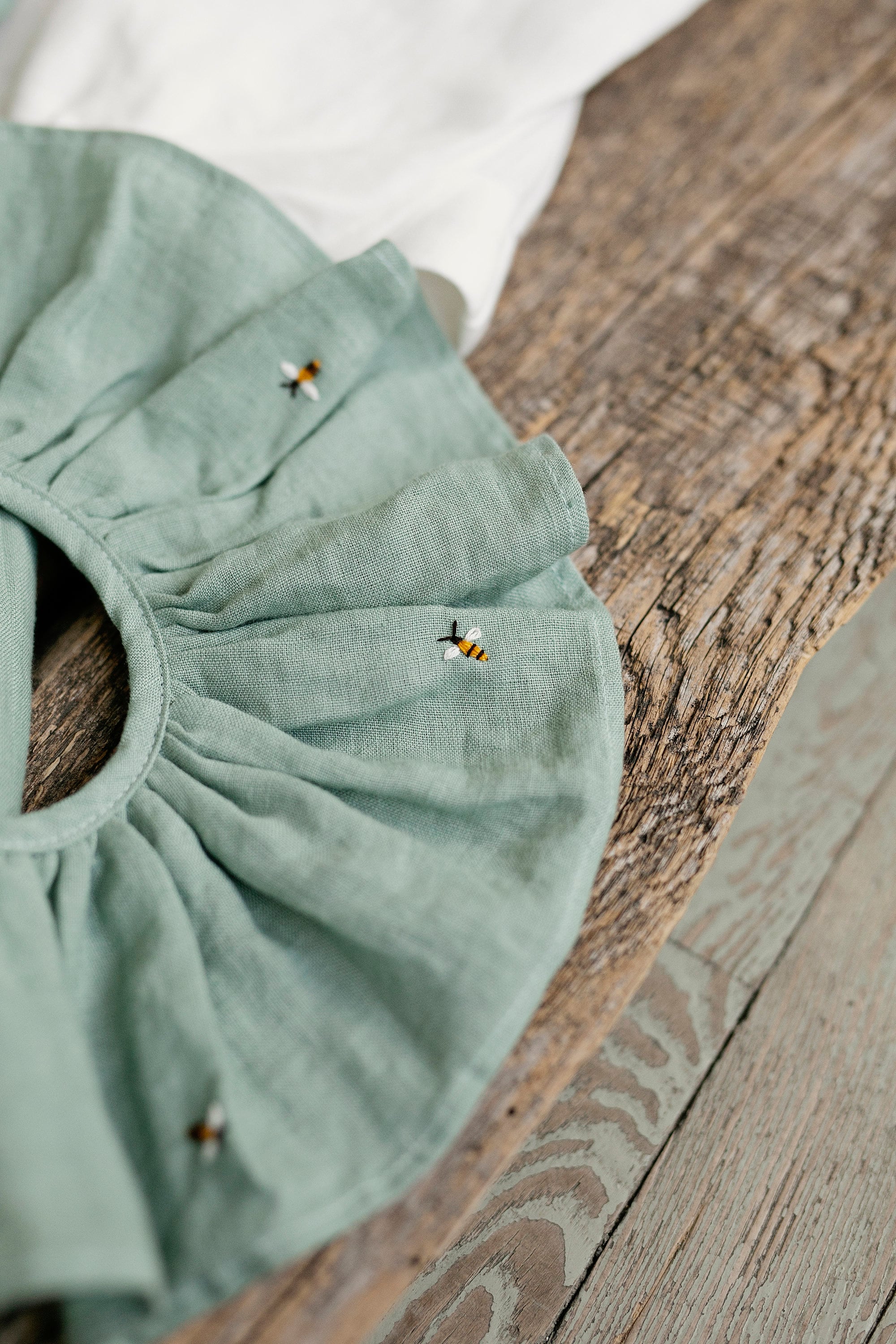 Mint Ruffle Linen Collar with Bees – allthebeautifullinen